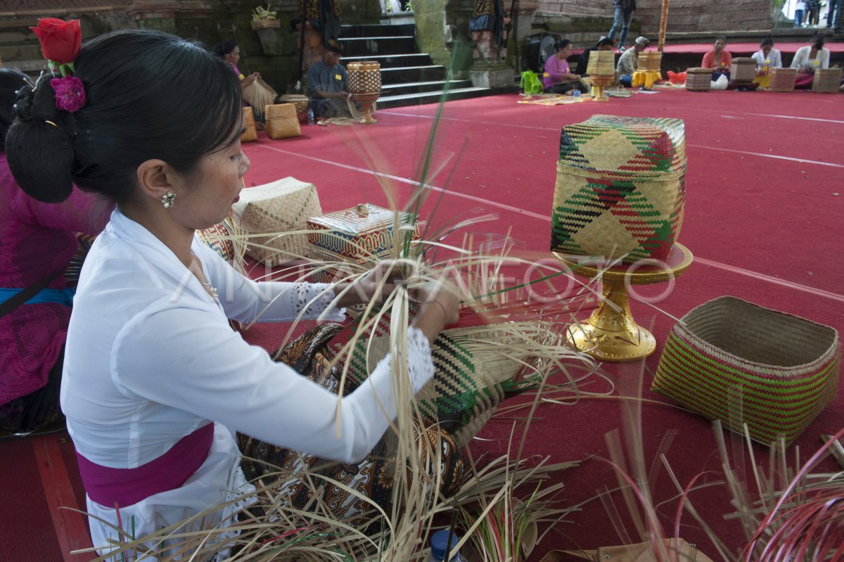 LOMBA KERAJINAN ANYAMAN BAMBU | ANTARA Foto
