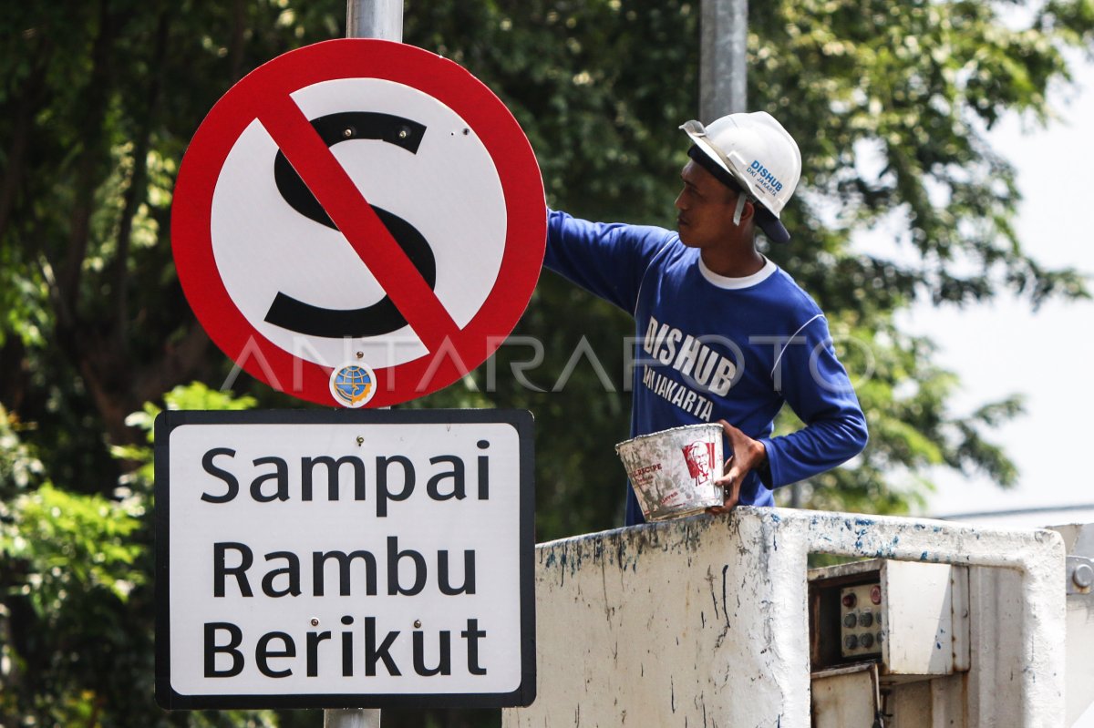 PERAWATAN RAMBU JALAN | ANTARA Foto