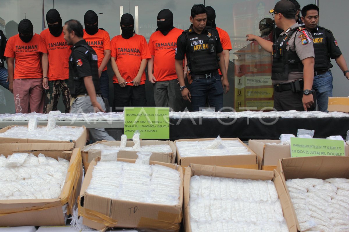 GAGALKAN PEREDARAN JUTAAN PIL KOPLO | ANTARA Foto