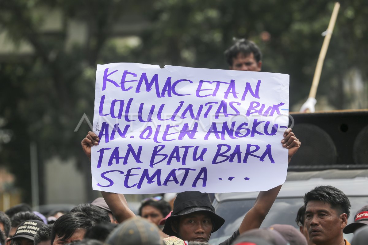 UNJUK RASA SOPIR ANGKUTAN BATUBARA | ANTARA Foto UNJUK RASA SOPIR ANGKUTAN BATUBARA | ANTARA Foto