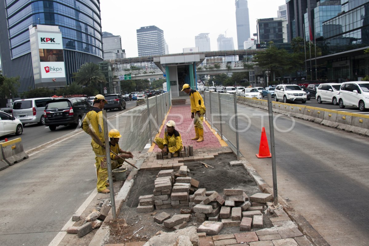 PELICAN CROSSING GANTIKAN JPO TOSARI | ANTARA Foto PELICAN CROSSING GANTIKAN JPO TOSARI | ANTARA Foto