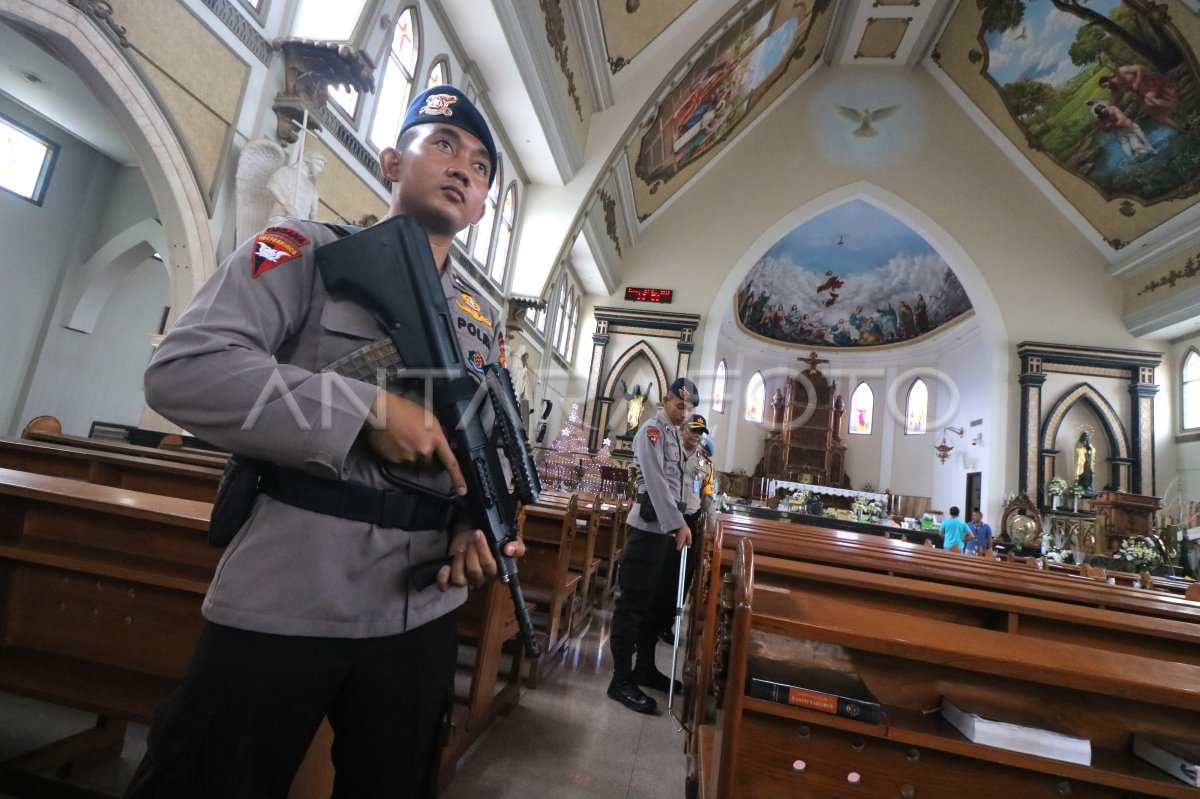 STERILISASI GEREJA DI SURABAYA | ANTARA Foto