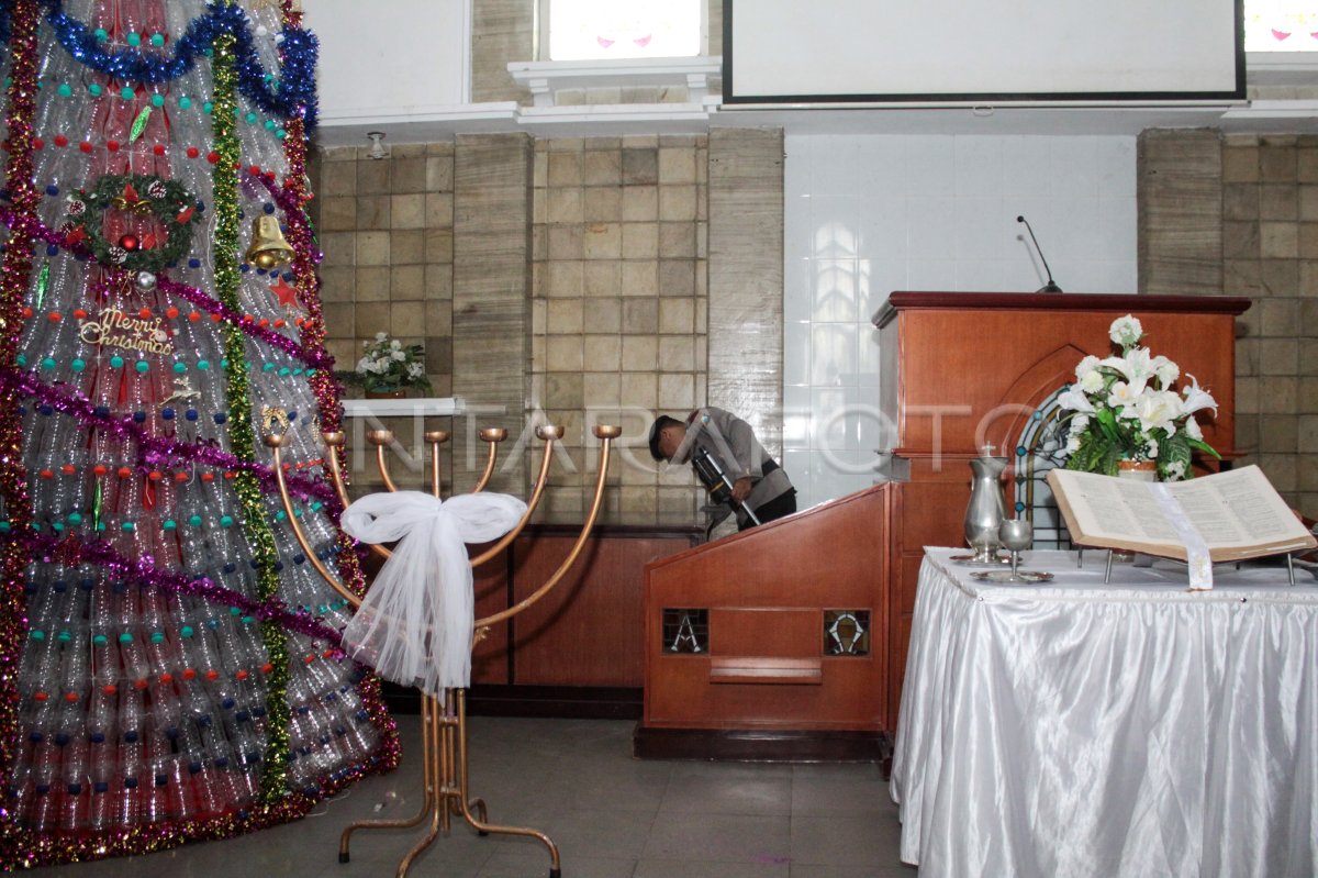 STERILISASI GEREJA JELANG NATAL | ANTARA Foto