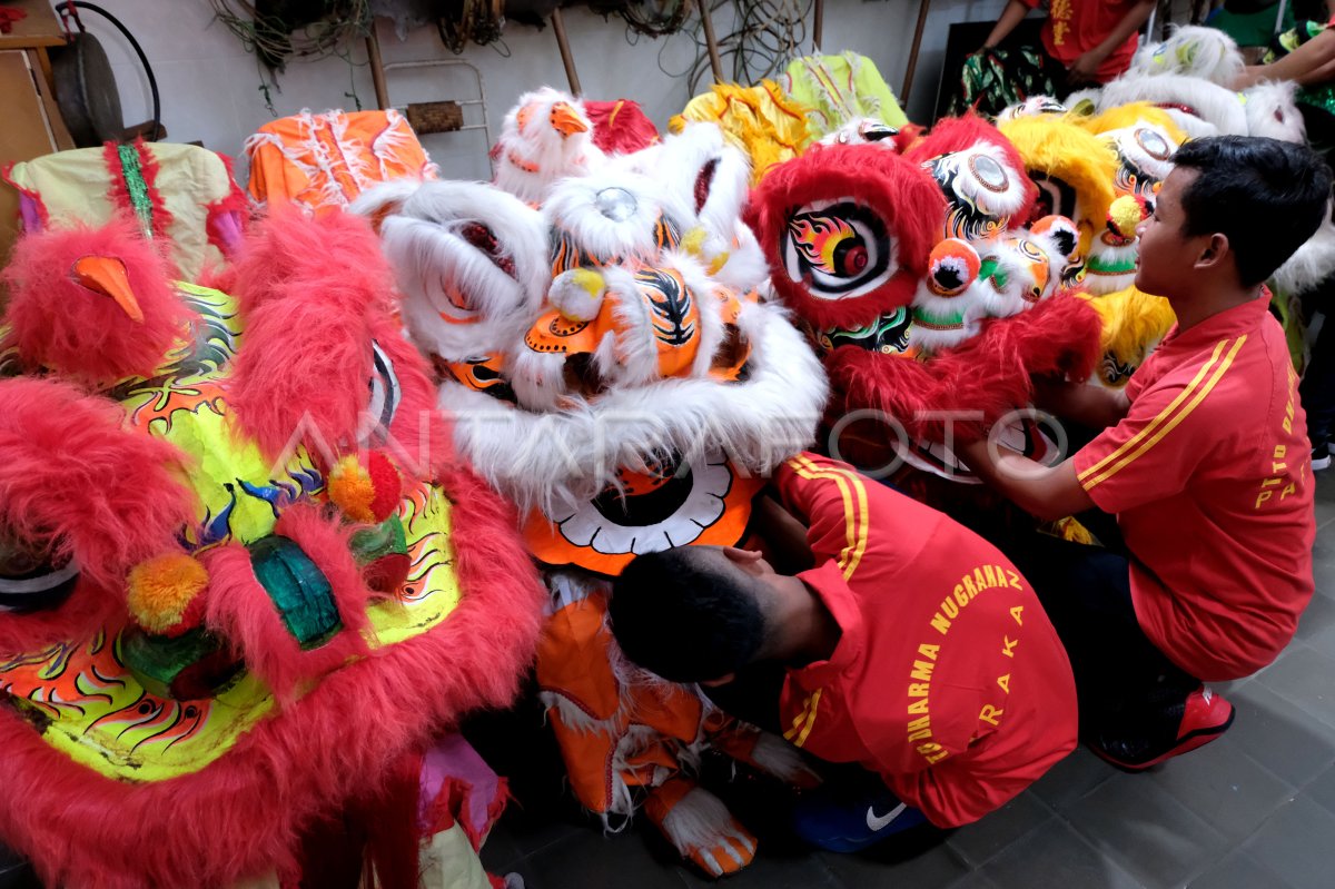 PESANAN PENTAS BARONGSAI JELANG IMLEK | ANTARA Foto PESANAN PENTAS BARONGSAI JELANG IMLEK | ANTARA Foto