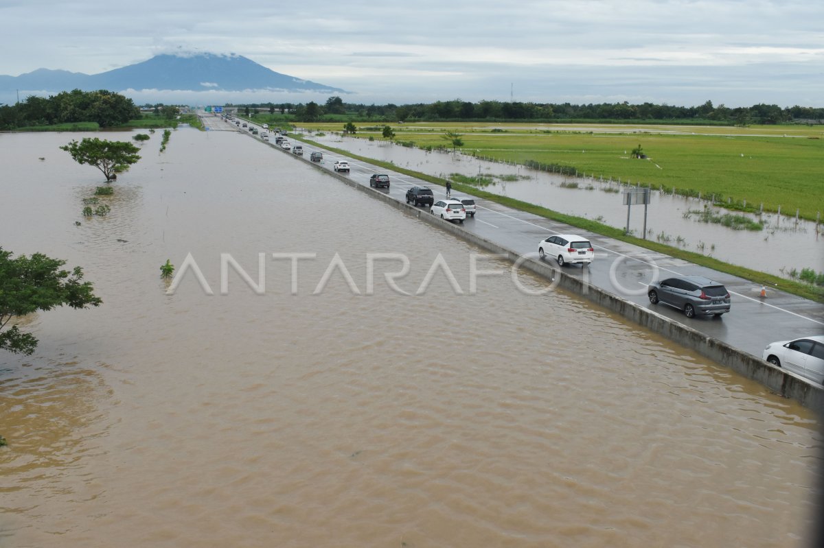 JALAN TOL TERENDAM BANJIR | ANTARA Foto