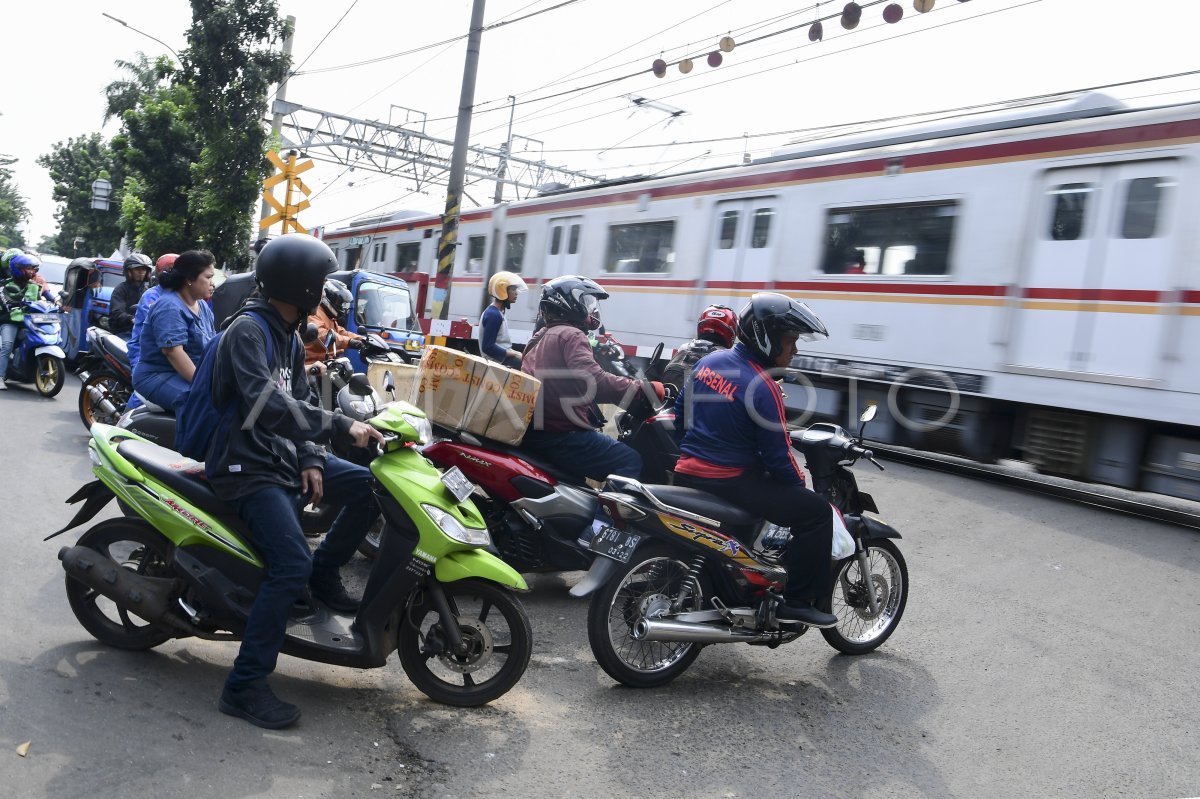 RENCANA PENUTUPAN PERLINTASAN SEBIDANG PISANGAN LAMA | ANTARA Foto