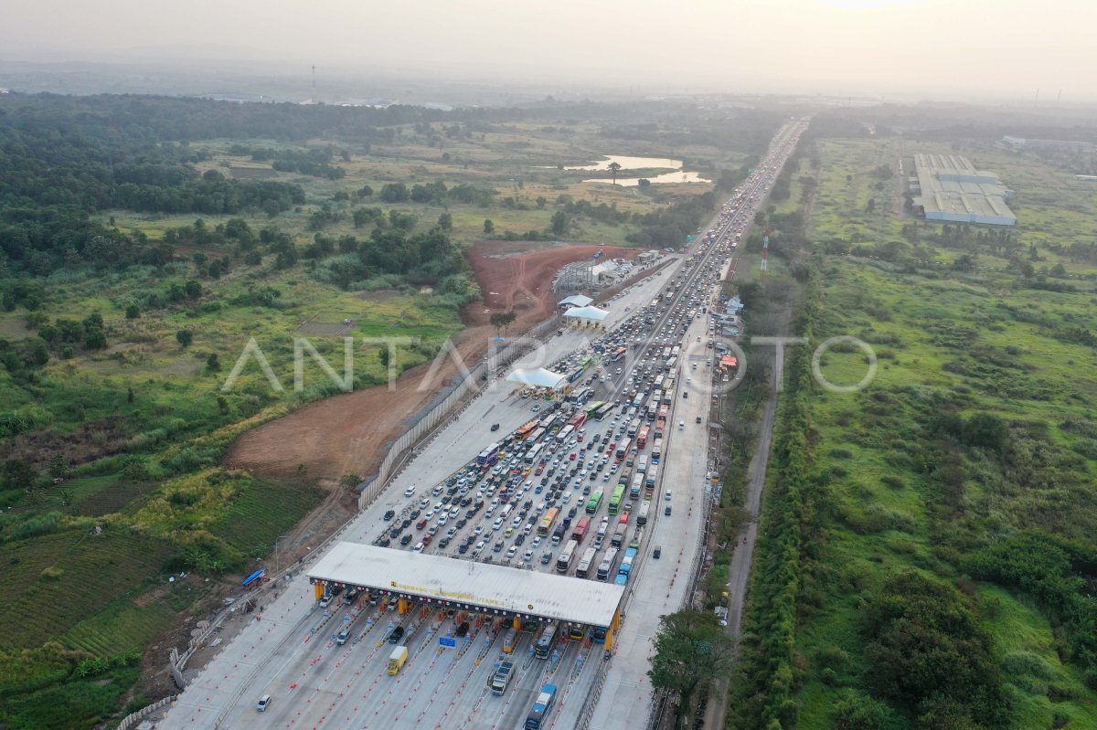 ARUS MUDIK DI GERBANG TOL CIKAMPEK UTAMA | ANTARA Foto