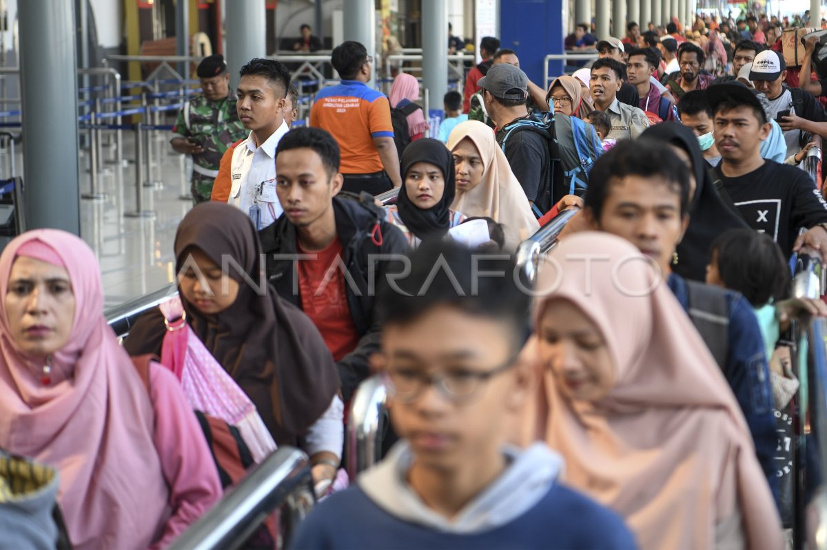 ARUS MUDIK STASIUN SENEN | ANTARA Foto
