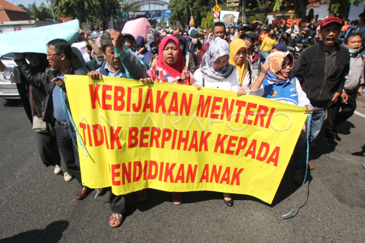 UNJUK RASA MEMPROTES SISTEM ZONASI PPDB | ANTARA Foto UNJUK RASA MEMPROTES SISTEM ZONASI PPDB | ANTARA Foto