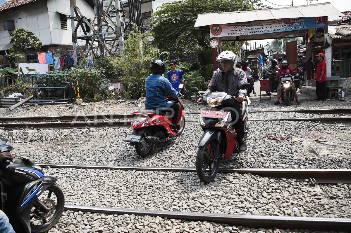 PERLINTASAN KERETA TANPA PALANG PINTU | ANTARA Foto PERLINTASAN KERETA TANPA PALANG PINTU | ANTARA Foto