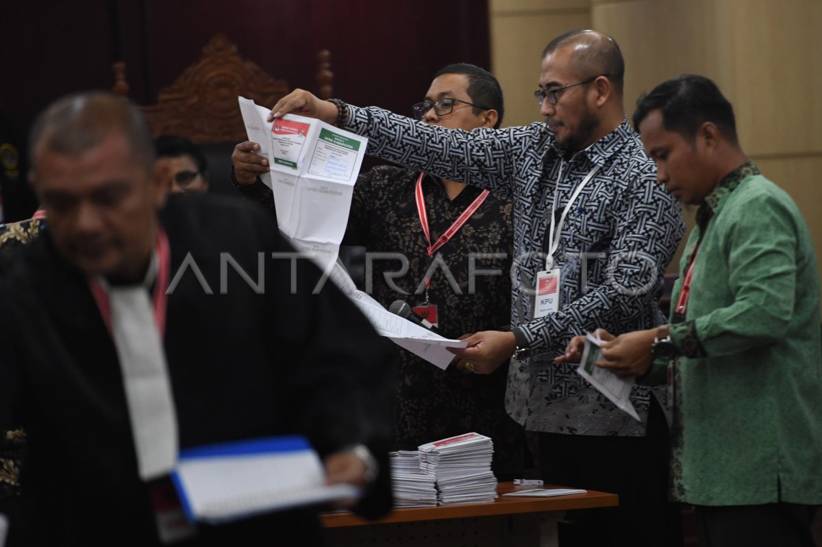 MK PERINTAHKAN KPU BUKA KOTAK SUARA | ANTARA Foto MK PERINTAHKAN KPU BUKA KOTAK SUARA | ANTARA Foto