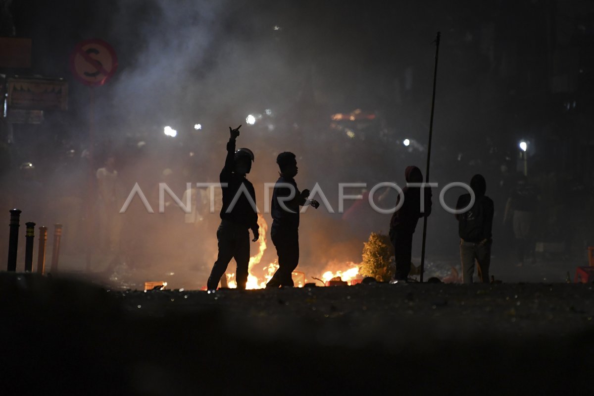 AKSI UNJUK RASA PELAJAR RICUH | ANTARA Foto AKSI UNJUK RASA PELAJAR RICUH | ANTARA Foto