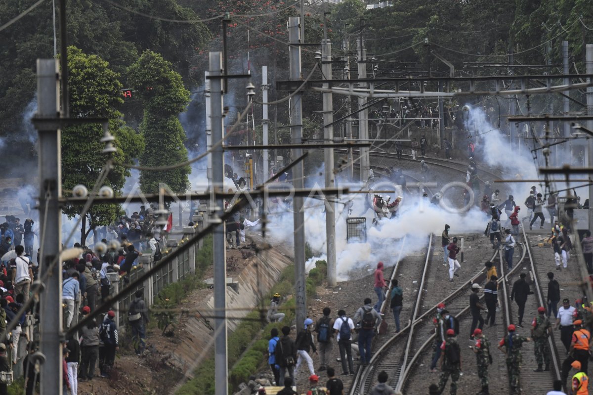 Aksi Unjuk Rasa Di Dpr Berakhir Ricuh Antara Foto