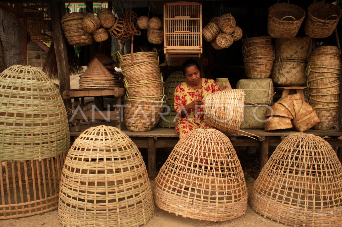 KERAJINAN BERBAHAN ROTAN DAN BAMBU | ANTARA Foto