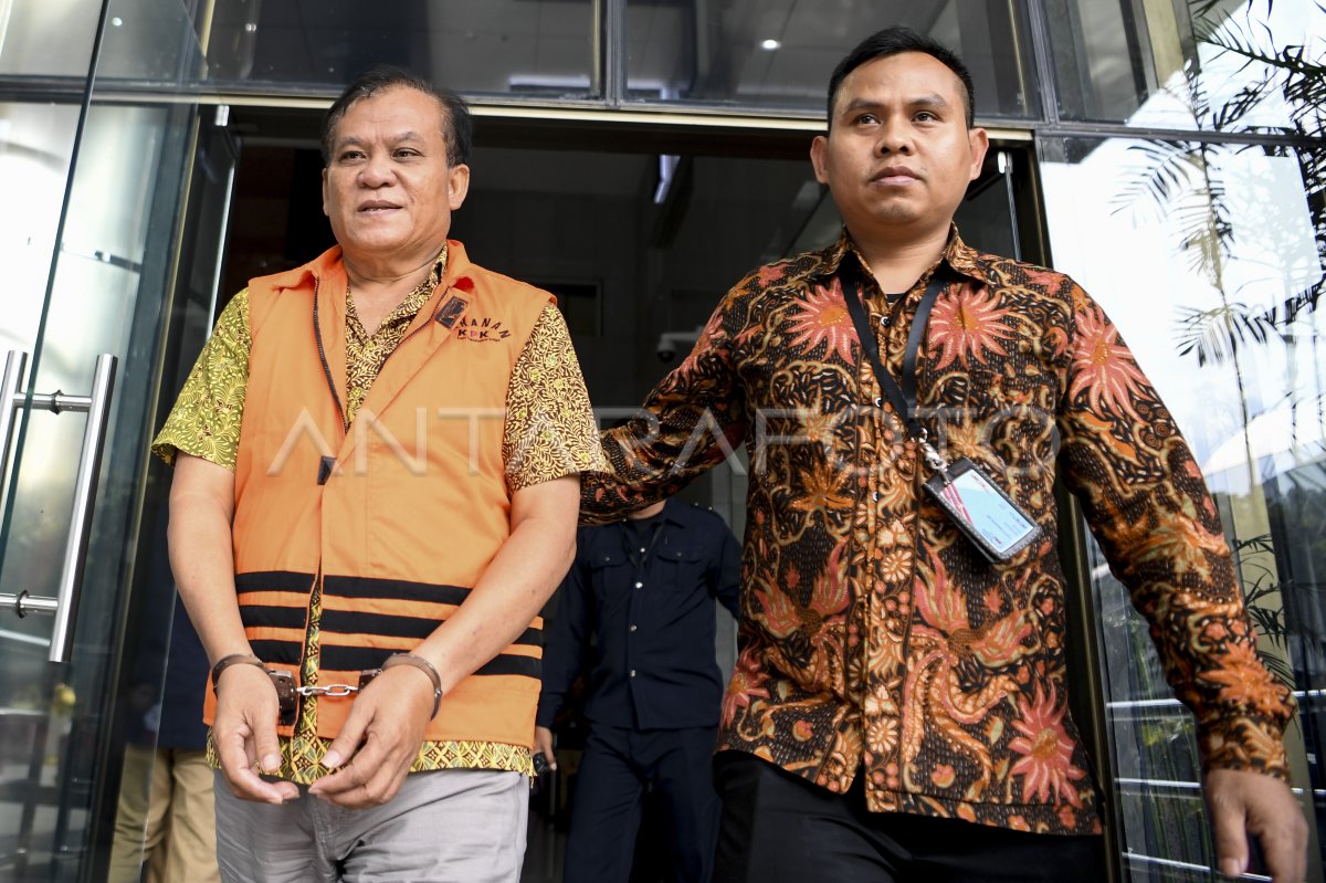PEMERIKSAAN KASUS SUAP BUPATI SIDOARJO | ANTARA Foto PEMERIKSAAN KASUS SUAP BUPATI SIDOARJO | ANTARA Foto