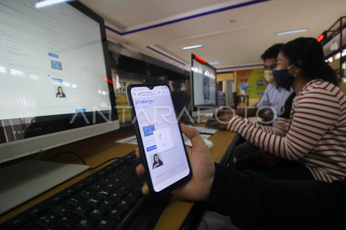PENDAFTARAN PROGRAM KARTU PRAKERJA | ANTARA Foto PENDAFTARAN PROGRAM KARTU PRAKERJA | ANTARA Foto