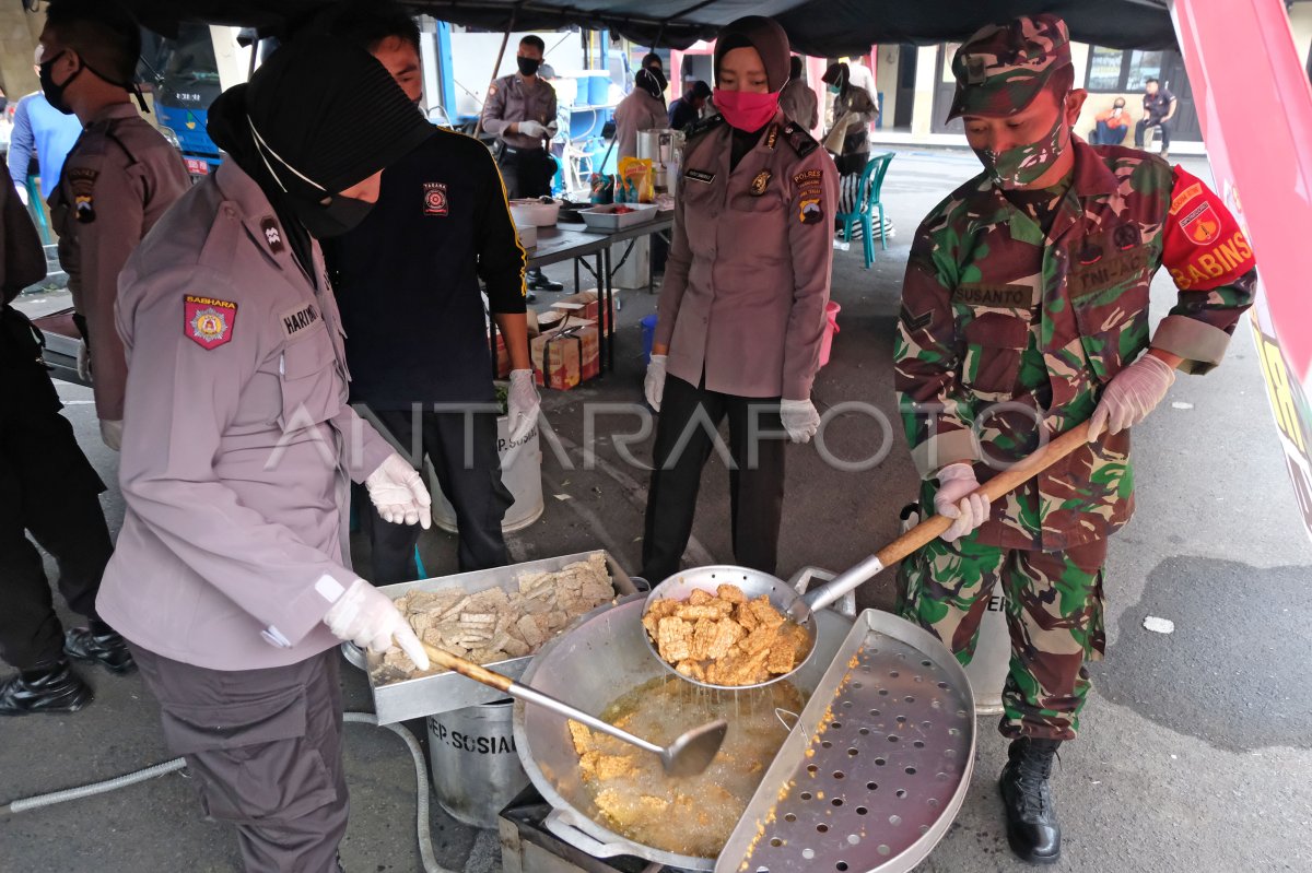 DAPUR UMUM TNI-POLRI PEDULI COVID-19 | ANTARA Foto DAPUR UMUM TNI-POLRI PEDULI COVID-19 | ANTARA Foto