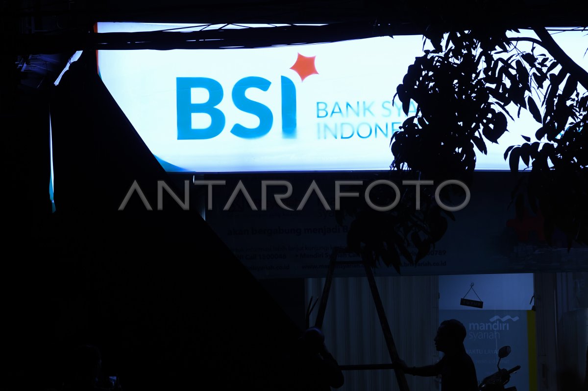 OJK MENGELUARKAN IZIN PENGGABUNGAN BANK SYARIAH | ANTARA Foto