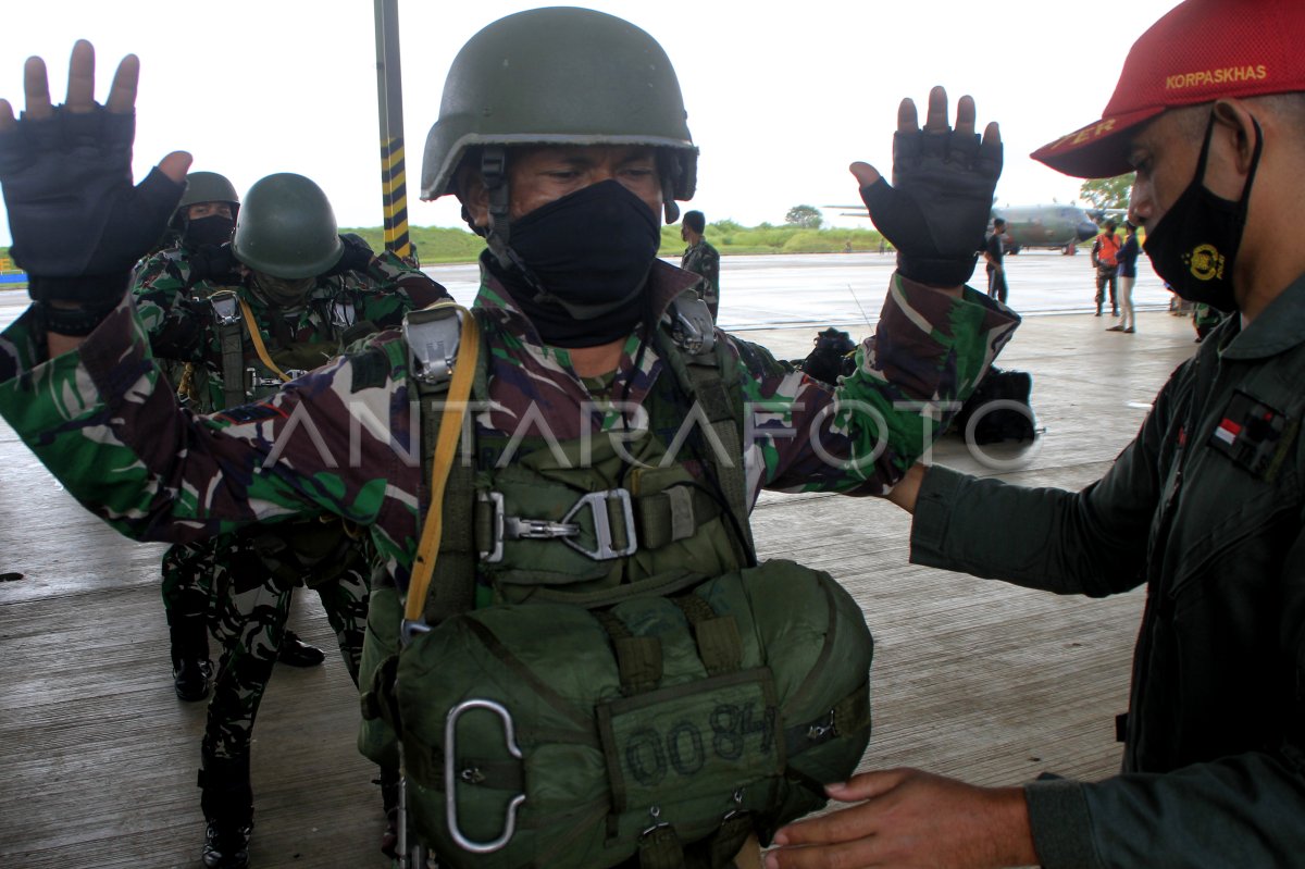 LATIHAN TERJUN PAYUNG TNI AU DI KUPANG | ANTARA Foto LATIHAN TERJUN PAYUNG TNI AU DI KUPANG | ANTARA Foto