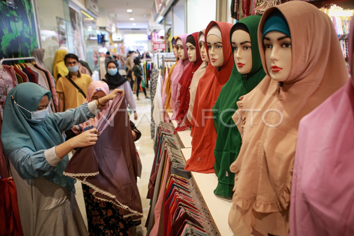 PENGUNJUNG PUSAT PERBELANJAAN MENINGKAT JELANG IDUL FITRI | ANTARA Foto PENGUNJUNG PUSAT PERBELANJAAN MENINGKAT JELANG IDUL FITRI | ANTARA Foto