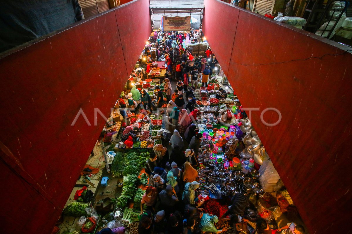 BELANJA KEBUTUHAN LEBARAN | ANTARA Foto