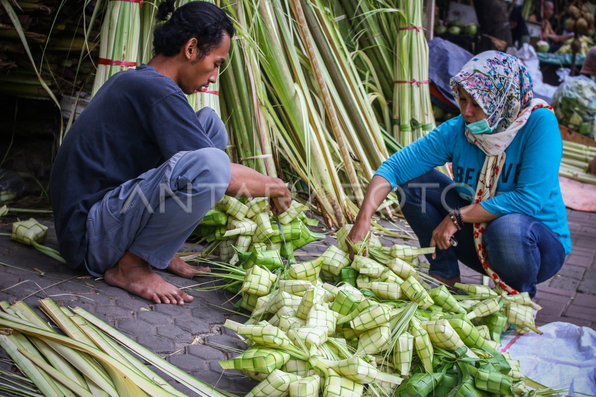 PENJUALAN KULIT KETUPAT MENJELANG IDUL ADHA | ANTARA Foto PENJUALAN KULIT KETUPAT MENJELANG IDUL ADHA | ANTARA Foto