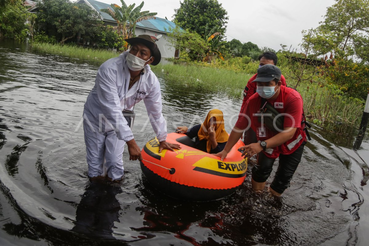 EVAKUASI WARGA TERDAMPAK BANJIR LUAPAN SUNGAI DI PALANGKARAYA | ANTARA Foto
