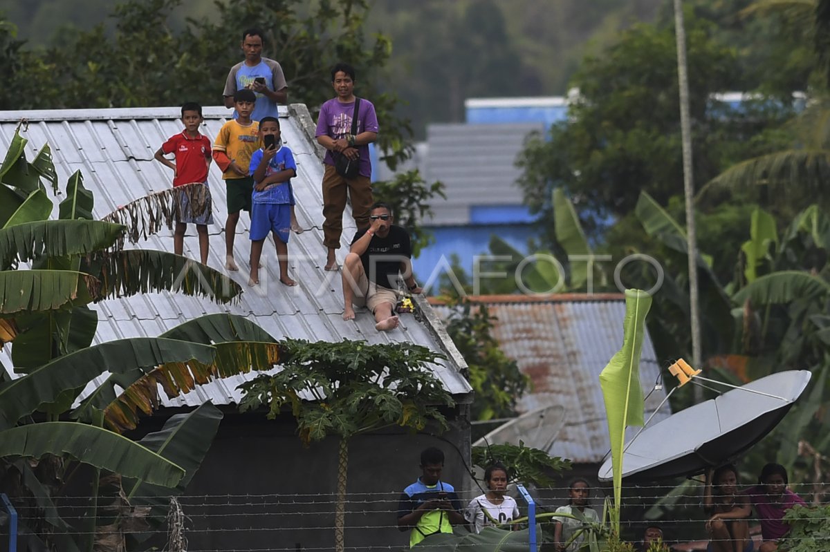 MENONTON SEPAK BOLA DARI ATAP RUMAH | ANTARA Foto MENONTON SEPAK BOLA DARI ATAP RUMAH | ANTARA Foto