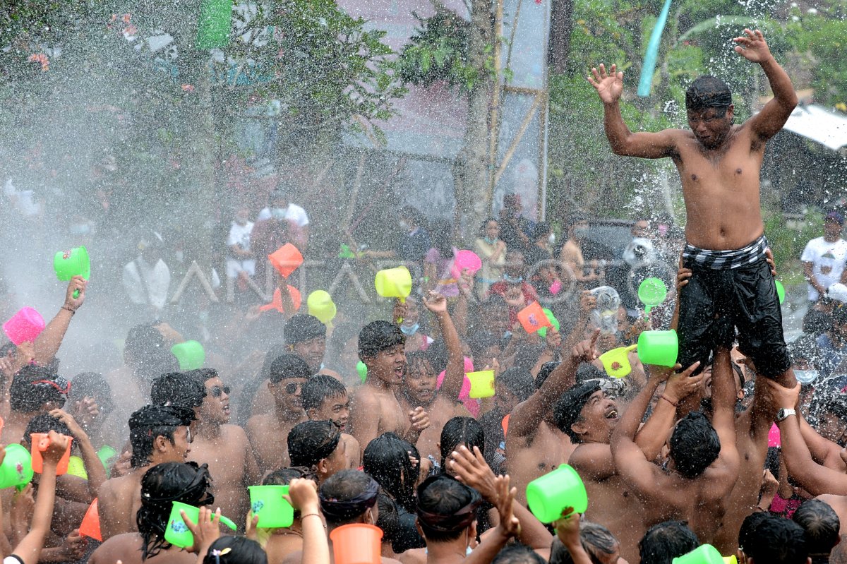 TRADISI PERANG AIR DI BALI | ANTARA Foto TRADISI PERANG AIR DI BALI | ANTARA Foto