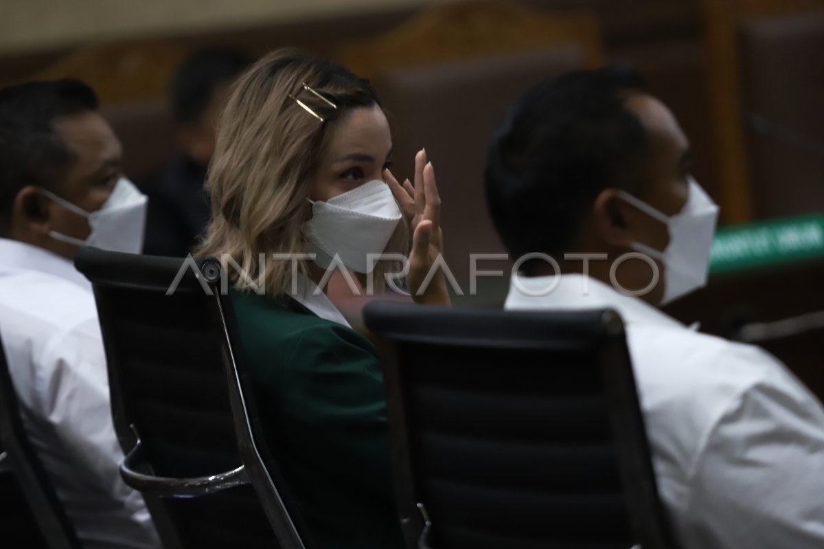 VONIS NIA RAMADHANI DAN ARDI BAKRIE | ANTARA Foto VONIS NIA RAMADHANI DAN ARDI BAKRIE | ANTARA Foto
