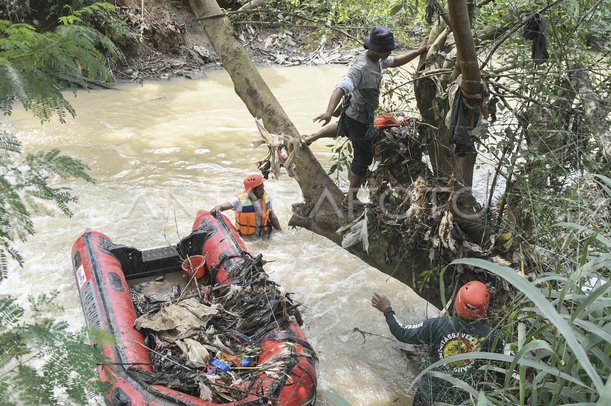 AKSI BERSIH-BERSIH SUNGAI SADANG | ANTARA Foto AKSI BERSIH-BERSIH SUNGAI SADANG | ANTARA Foto