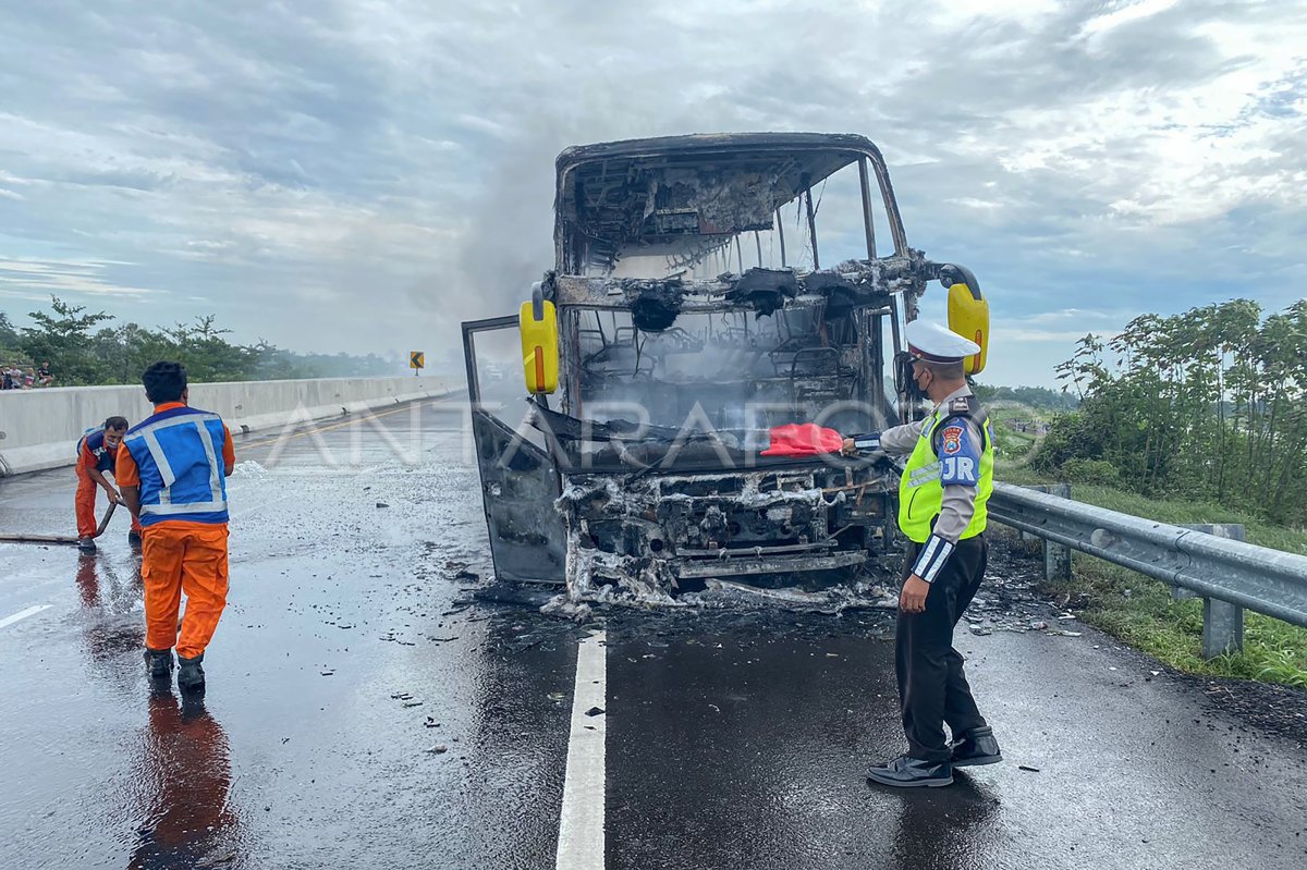 KEBAKARAN BUS DI TOL PANDAAN PASURUAN | ANTARA Foto