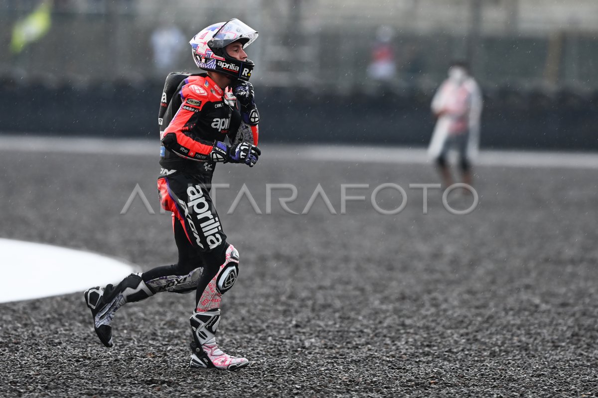 ALEIX ESPARGARO PENUHI JANJI LEMPAR HELM KE PENONTON | ANTARA Foto ALEIX ESPARGARO PENUHI JANJI LEMPAR HELM KE PENONTON | ANTARA Foto