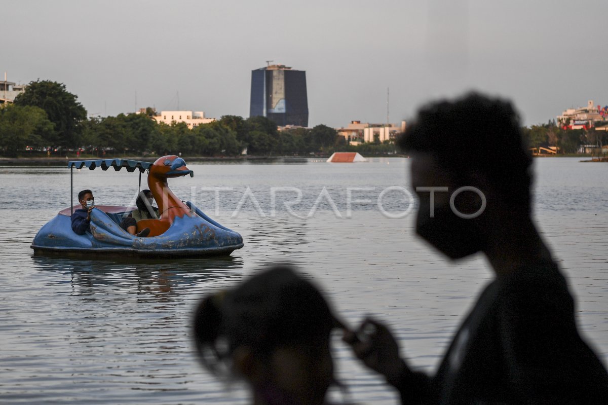 NGABUBURIT DI DANAU SUNTER JAKARTA | ANTARA Foto NGABUBURIT DI DANAU SUNTER JAKARTA | ANTARA Foto