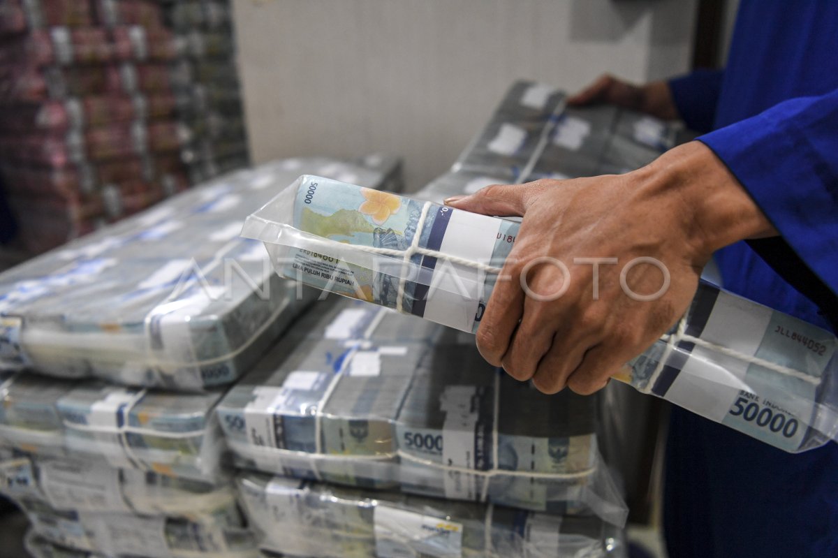 PEMENUHAN KEBUTUHAN UANG TUNAI | ANTARA Foto PEMENUHAN KEBUTUHAN UANG TUNAI | ANTARA Foto