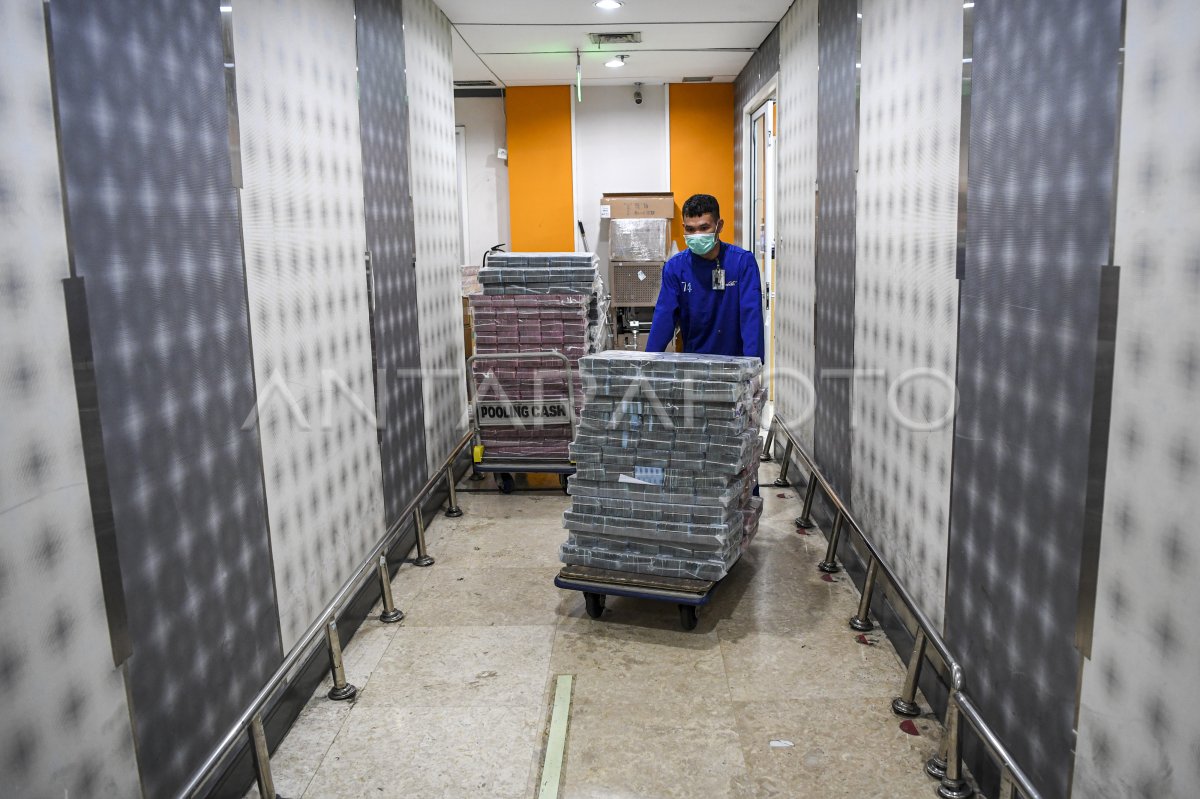 PEMENUHAN KEBUTUHAN UANG TUNAI | ANTARA Foto PEMENUHAN KEBUTUHAN UANG TUNAI | ANTARA Foto