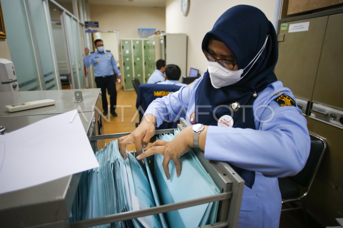 PENINGKATAN PERMOHONAN PASPOR | ANTARA Foto PENINGKATAN PERMOHONAN PASPOR | ANTARA Foto