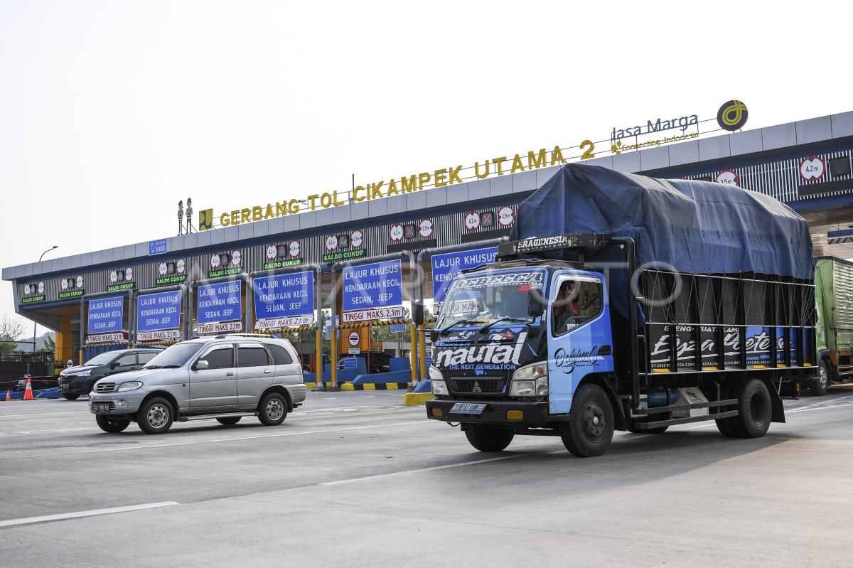 LALU LINTAS DI PINTU CIKAMPEK UTAMA LENGANG | ANTARA Foto