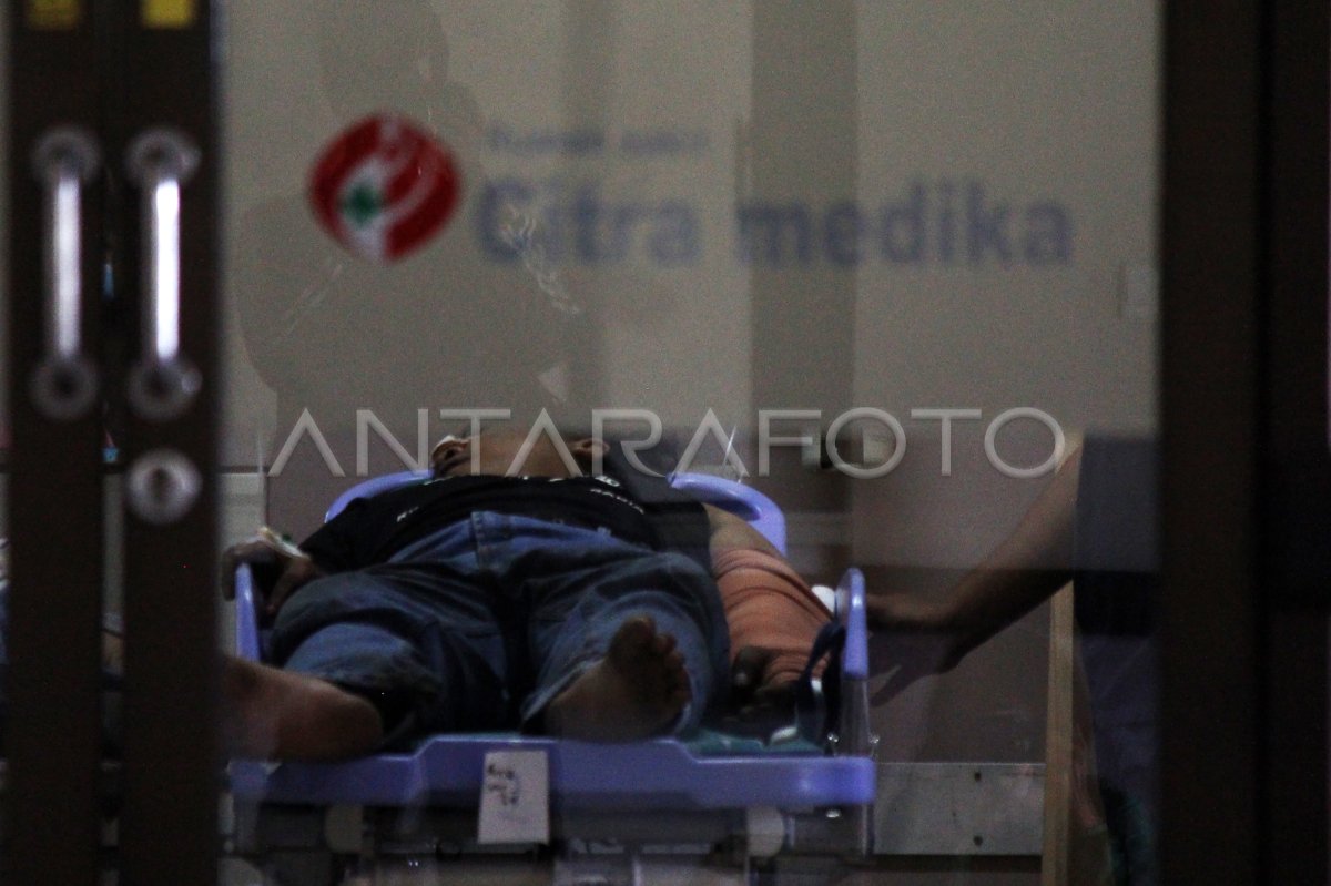 KORBAN KECELAKAAN BUS PARIWISATA DI TOL SUMO | ANTARA Foto KORBAN KECELAKAAN BUS PARIWISATA DI TOL SUMO | ANTARA Foto