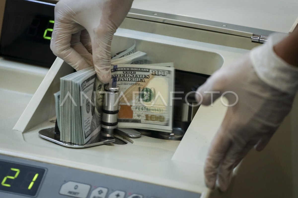 NILAI TUKAR RUPIAH MELEMAH | ANTARA Foto