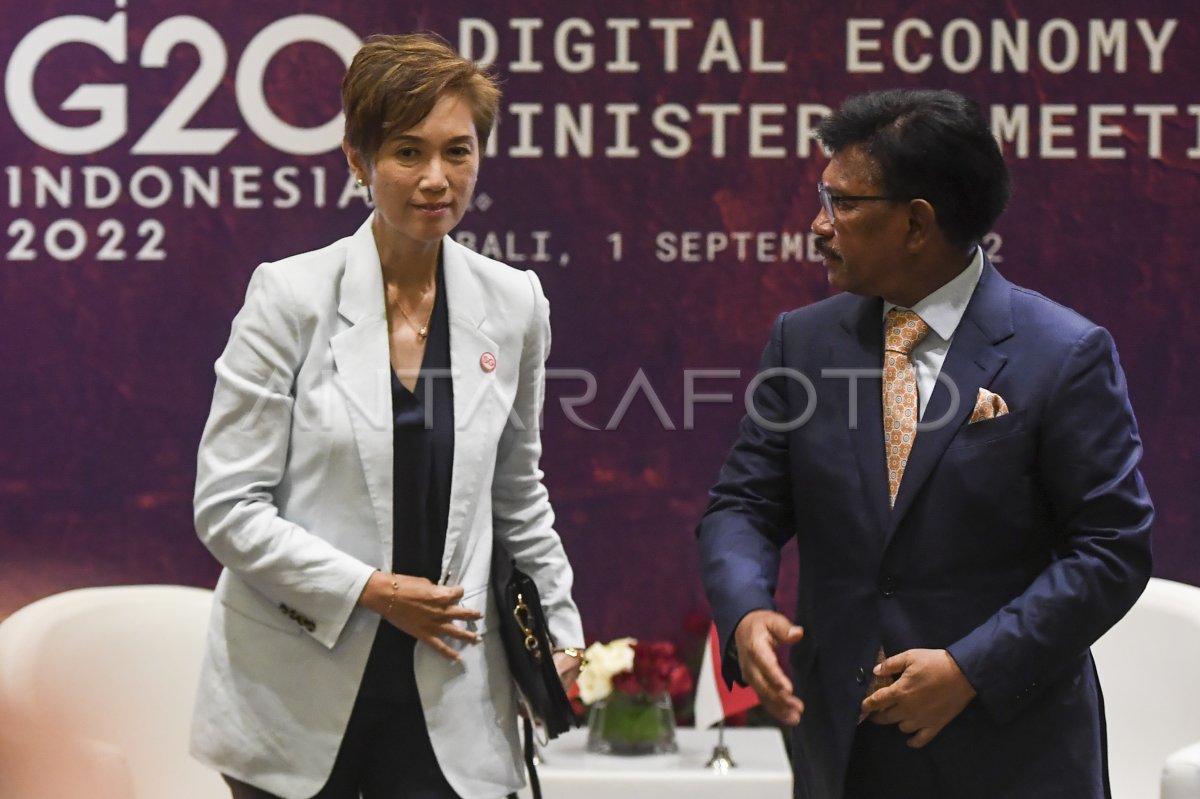 PERTEMUAN BILATERAL MENKOMINFO-MENTERI KOMUNIKASI SINGAPURA | ANTARA Foto PERTEMUAN BILATERAL MENKOMINFO-MENTERI KOMUNIKASI SINGAPURA | ANTARA Foto