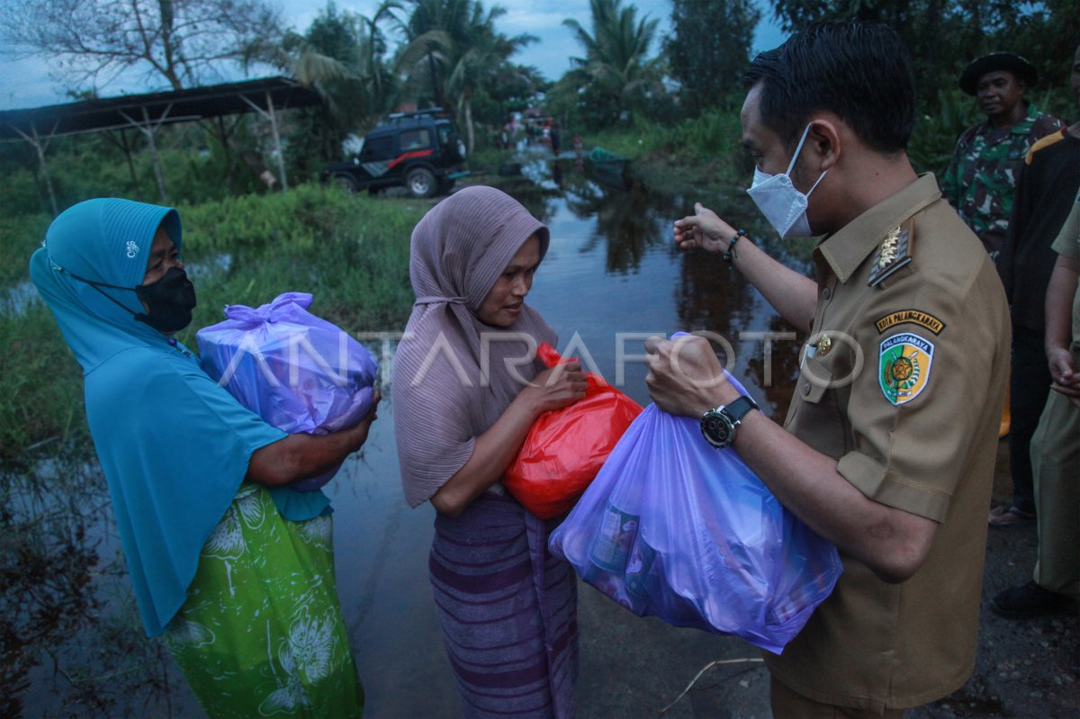 BANTUAN LOGISTIK UNTUK KORBAN BANJIR DI PALANGKA RAYA | ANTARA Foto
