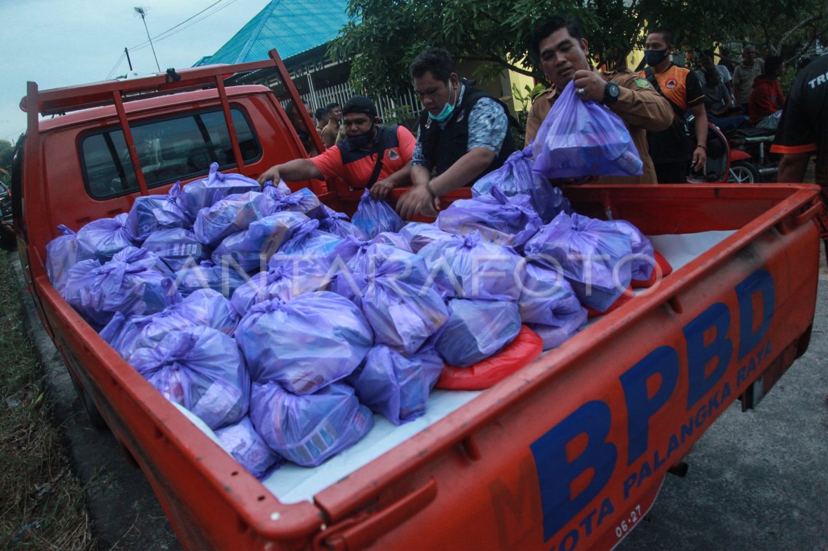 BANTUAN LOGISTIK UNTUK KORBAN BANJIR DI PALANGKA RAYA | ANTARA Foto