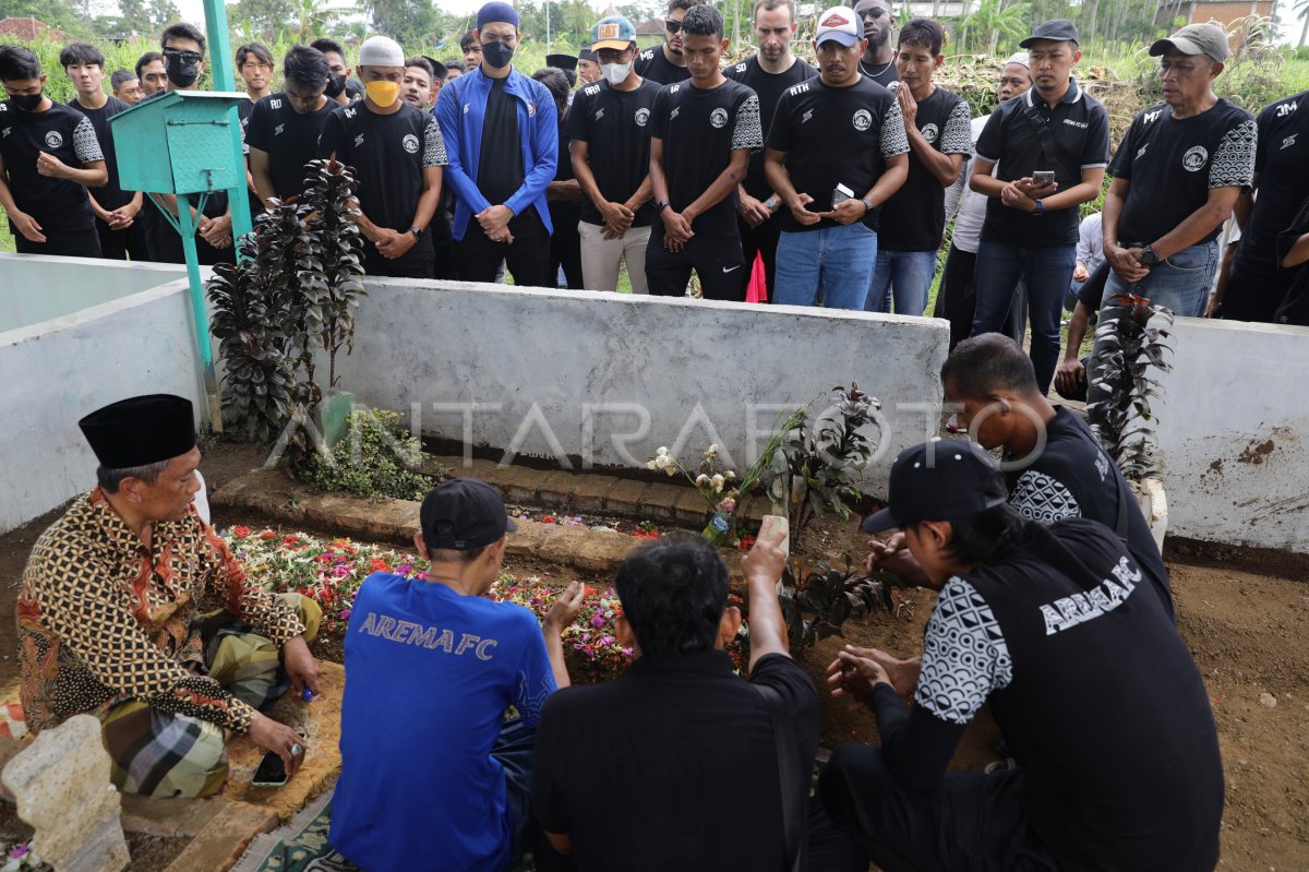 PEMAIN AREMA FC ZIARAH KUBUR KORBAN TRAGEDI STADION KANJURUHAN | ANTARA ... PEMAIN AREMA FC ZIARAH KUBUR KORBAN TRAGEDI STADION KANJURUHAN | ANTARA ...