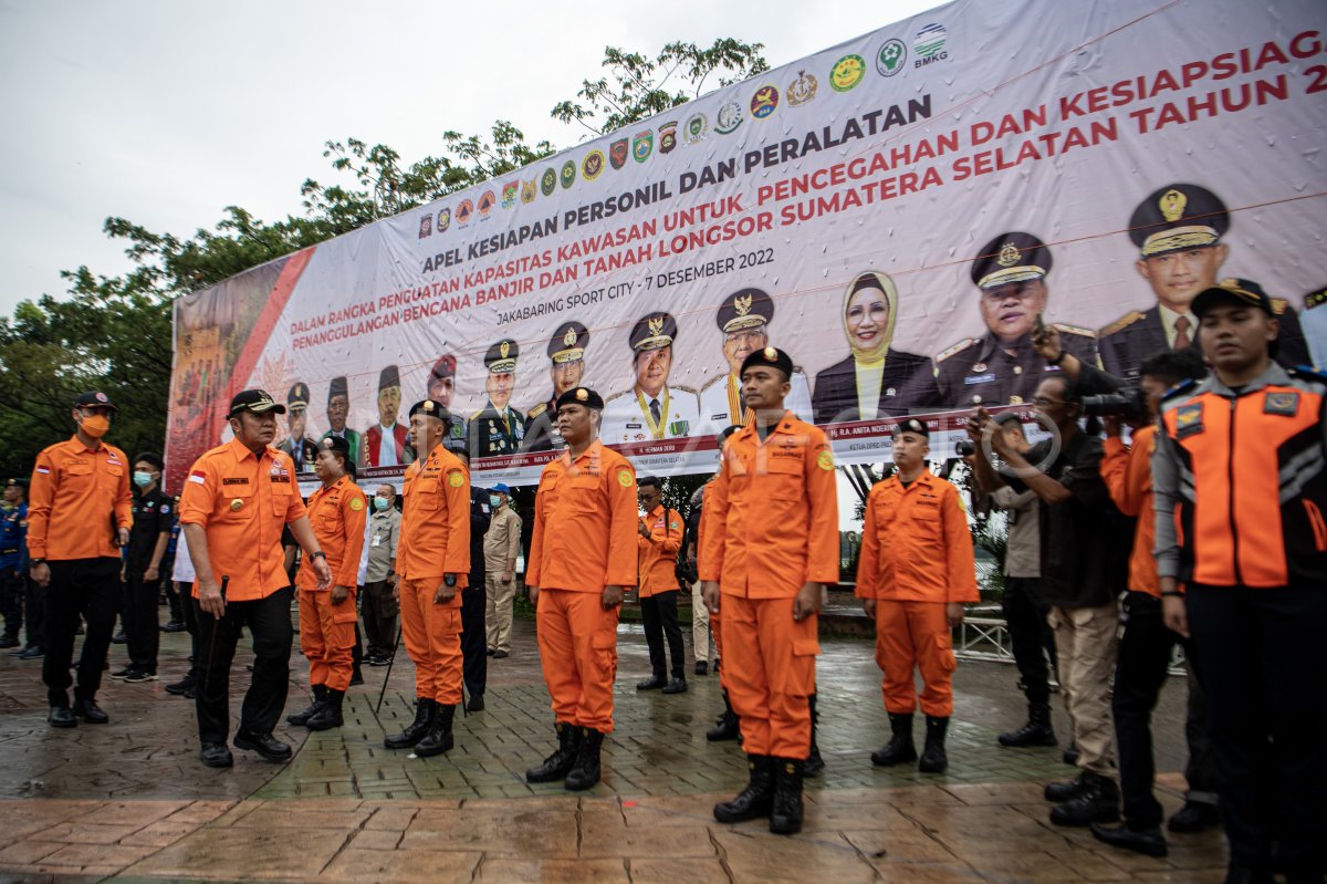 APEL KESIAPAN PENANGGULANGAN BANJIR DAN LONGSOR | ANTARA Foto APEL KESIAPAN PENANGGULANGAN BANJIR DAN LONGSOR | ANTARA Foto
