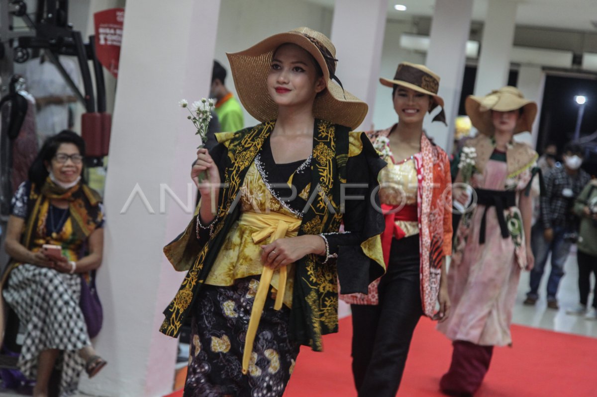 PERAGAAN BUSANA WASTRA BHINNEKA KHAS KALTENG | ANTARA Foto