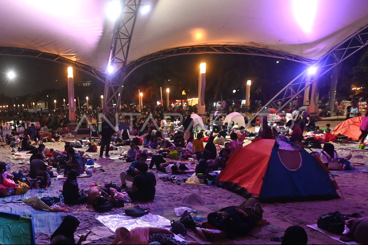 WISATAWAN PADATI PANTAI ANCOL JELANG PERGANTIAN TAHUN | ANTARA Foto