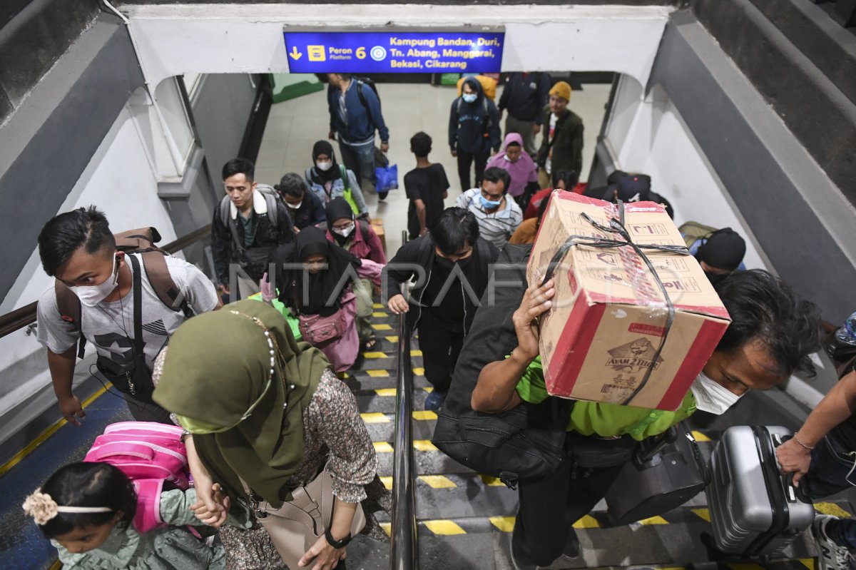 ARUS BALIK STASIUN PASAR SENEN MULAI RAMAI | ANTARA Foto