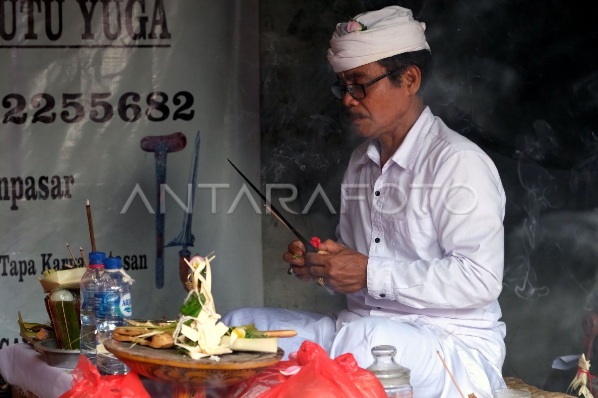 Upacara keris pusaka Hari Suci Tumpek Landep | ANTARA Foto Upacara keris pusaka Hari Suci Tumpek Landep | ANTARA Foto