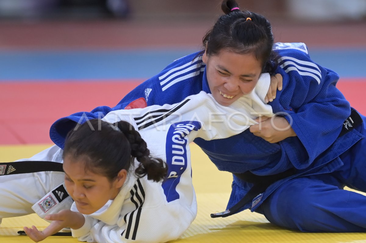 Tim beregu judo tunanetra putri raih emas APG 2023 | ANTARA Foto Tim beregu judo tunanetra putri raih emas APG 2023 | ANTARA Foto